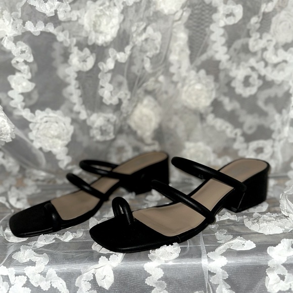 Bleeker and Bond | Shoes | Bleecker Bond Black Solid Toe Loop Sandals ...